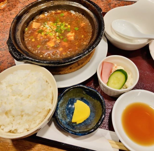 中国語で「おいしい」「まずい」は何と言う？ 食事をするときのいろいろな味や食感の表現。（発音付き） - オンラインで中国語学習 NetChai Media